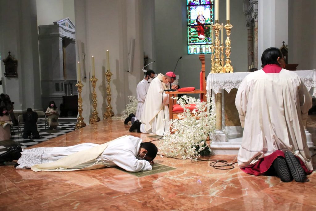 Un presbítero y dos diáconos los primeros ordenados de la Arquidiócesis ...