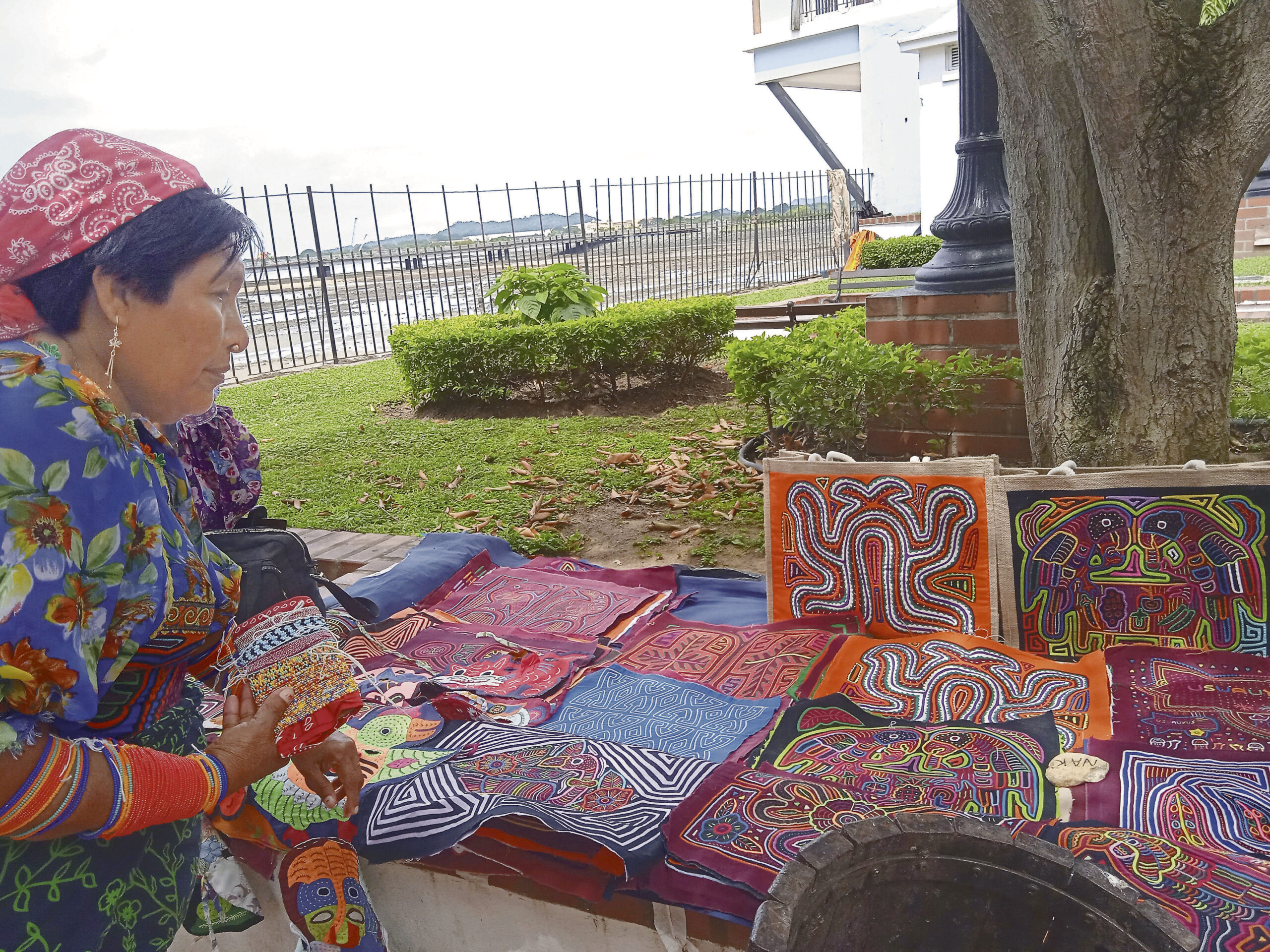 Mujeres Guna transmiten su identidad en la mola - Panorama Católico