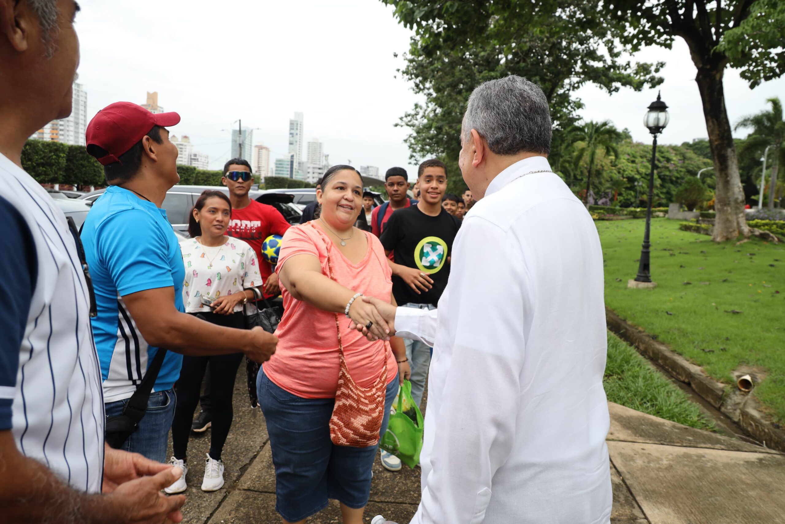 En familia hacia el Parque Omar - Panorama Católico